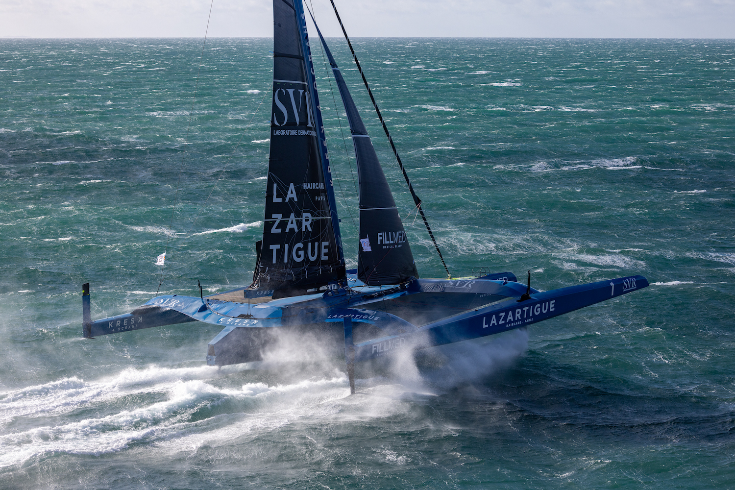 Suite à une avarie de grand-voile, le Trimaran SVR - Lazartigue fait ...